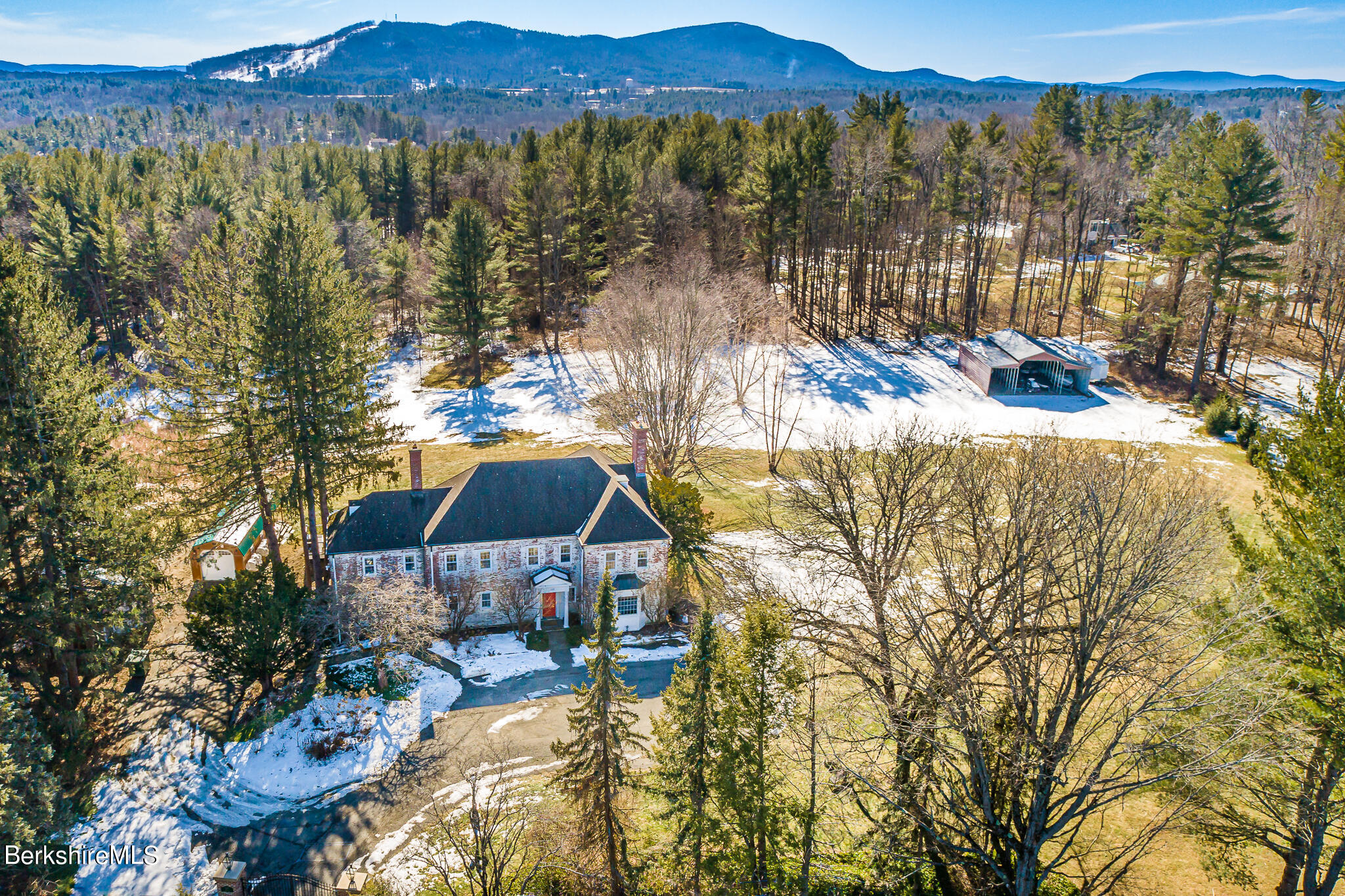A grand estate with modern amenities - The Berkshire Edge